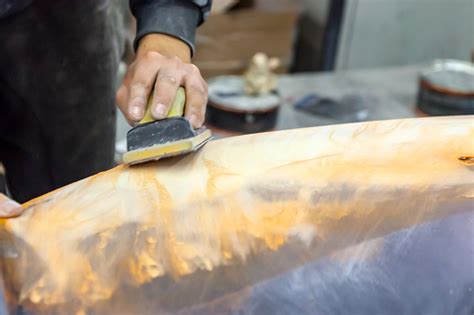 남자는 후 차에 연마 지의 도움으로 사고 수리가 게 그림에 대 한 자동차 Body 요소를 준비 합니다 복구는 충돌 후 범퍼입니다 수리에 대한 스톡 사진 및 기타 이미지