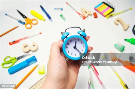 학교 돌아가기 학생의 학교 책상에 블루 알람 시계 편지지입니다 액세서리입니다 흰색 배경입니다 스티커 색깔 펜 연필가 위입니다 위에서 볼 수 있습니다 플랫 하다입니다 가위에