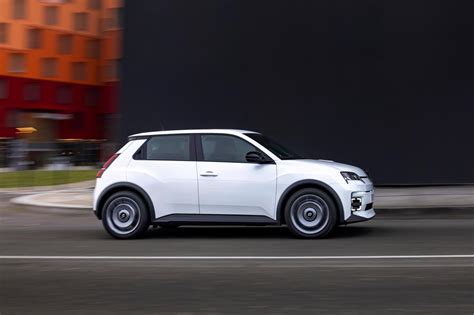Photo 7 - La Renault 5 Autonomie urbaine (batterie de 40 kWh) est disponible en finitions ...