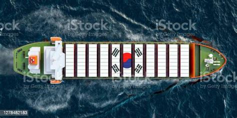 바다에서 항해하는 한국화물 컨테이너와 화물선 3d 렌더링 3d 렌더에 대한 스톡 사진 및 기타 이미지 3d 렌더 3차원 형태 개념 Istock