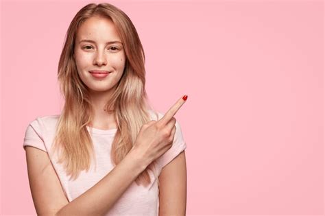 Portrait De Jeune Femme Blonde Photo Gratuite