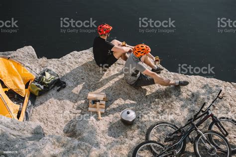 높은 각도 보기 먹는 활성 자전거 여행자의 통조림 바위 절벽에 호수 2명에 대한 스톡 사진 및 기타 이미지 2명 강 기술 Istock