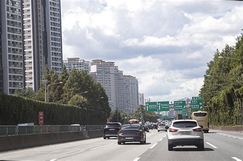 차량이 많은 도로를 주행하는 차량 유토이미지 상세페이지 베이직샵 사진 21805455