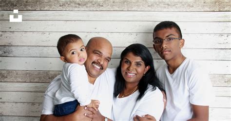 사진을 찍기 위해 포즈를 취하는 가족 사진 Unsplash의 무료 집에있는 가족 이미지