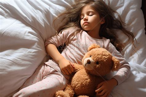床上惬意午睡的小女孩高清图片下载 正版图片600557252 摄图网
