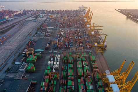 도시 도시에서 수출 및 수입 사업 및 물류 국제 상품에 컨테이너 화물 선박의 공중 평면도 라 람 차방 촌 부리 태국에서 크레인으로 항구에 배송 0명에 대한 스톡 사진 및