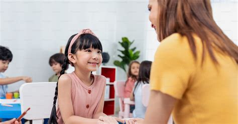 학교에서 아이들에게 예술을 가르치는 백인 아름다운 젊은 여성 교사 매력적인 강사 마스터 여성은 교실에서 학생 유치원 유치원과 함께 그림과 그림을 설명하고 교육합니다 사진