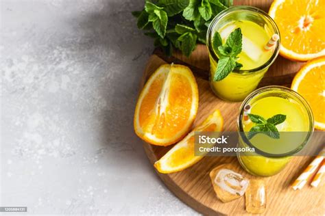 밝은 회색 돌 테이블에 신선한 오렌지와 민트와 유리오렌지 레모네이드 상쾌한 여름 음료 칵테일 바 배경 개념입니다 공간을 복사합니다 0명에 대한 스톡 사진 및 기타 이미지