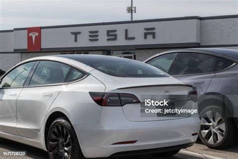 테슬라 Ev 전기 자동차가 전시되어 있습니다 Tesla 제품에는 전기 자동차 배터리 에너지 저장 장치 태양 전지판 및 Ev 충전 네트워크가 포함됩니다 0에 대한 스톡 사진
