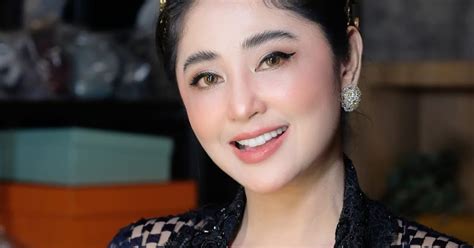 Rumah Dewi Perssik digeruduk warga, buntut ngaku-ngaku sapi kurban ditolak pak RT dan dipalak ...