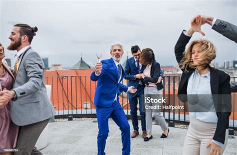 도시의 옥상 테라스에서 야외에서 파티를 하고 춤을 추는 즐거운 사업가 그룹 춤에 대한 스톡 사진 및 기타 이미지 춤 사무실 파티 Istock