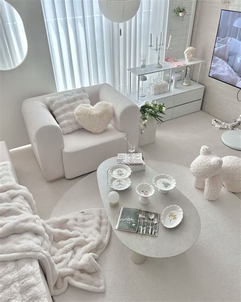 알콩이네👒 L 홈스타일링 L 소품인테리어 L 데스크테리어 요즘의 저는요🏠 거실이 마음에 들지만 변화를 주고싶고 뒷면까지 예뻐버리는 이미저리코드는 여전히 아끼느라 잘