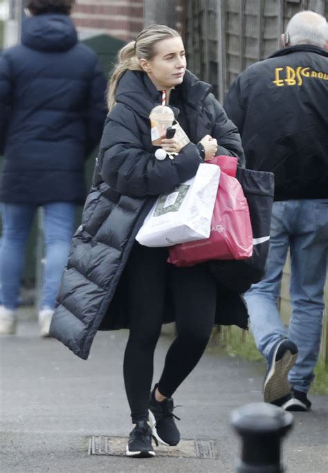 Dani Dyer Shops In Brentwood High Street In Essex 01302023 • Celebmafia