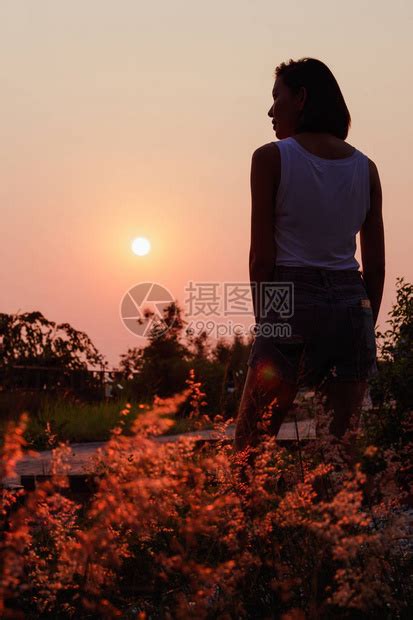 站在夕阳下的女人的背影高清图片下载 正版图片504512543 摄图网