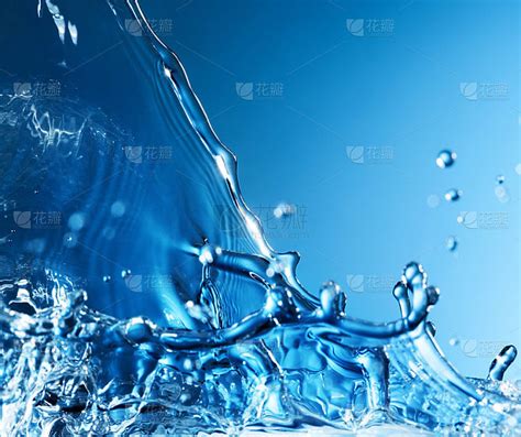 蓝色背景上的水花