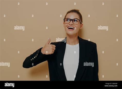 Porträt Einer Zufriedenen Frau In Einer Brille Die Lächelt Während