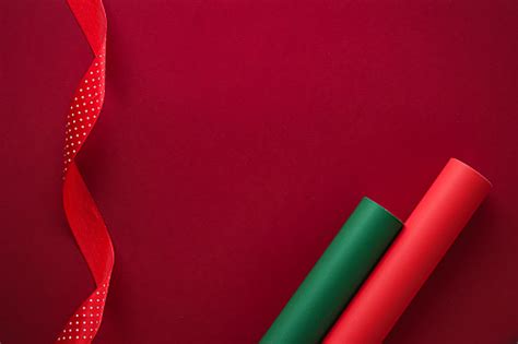 크리스마스 플랫 레이 와 휴일 디자인 개념 플랫 평신도 상단보기로 빨간색 종이 배경에 장식 장식 및 Xmas 선물 포장 12월에