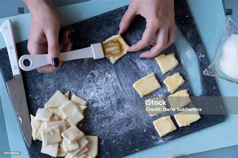 퍼프 페이스트리 쿠키 를 만들기위한 조리법 간단한 조리법 단계적으로 과자를 만들기위한 지침 Diy에 대한 스톡 사진 및 기타 이미지 Istock