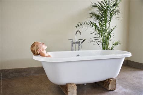 Beautiful Woman Taking A Bath At Luxury Spa Del Colaborador De
