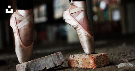 금색 발레리나 신발을 신고 있는 사람 사진 Unsplash의 무료 댄스 이미지