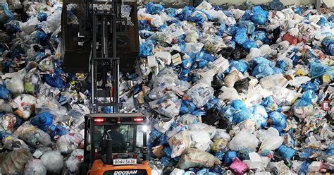 산더미처럼 쌓인 재활용품