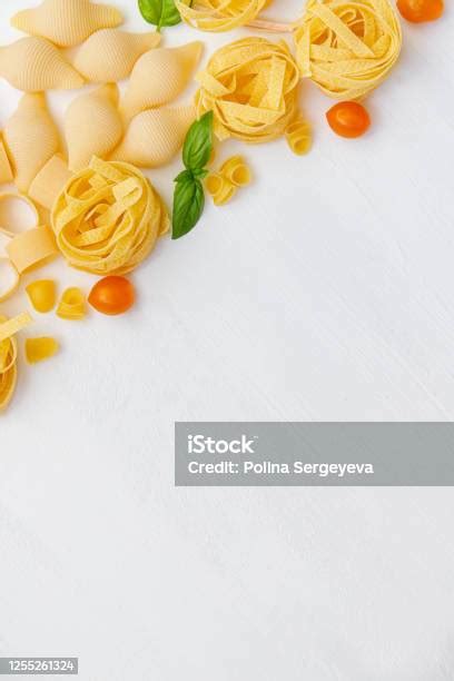 흰색 나무 배경에 다양한 조리되지 않은 파스타 맨 위 보기입니다 텍스트 공간이 있는 레스토랑용 이탈리안 파스타 0명에 대한 스톡