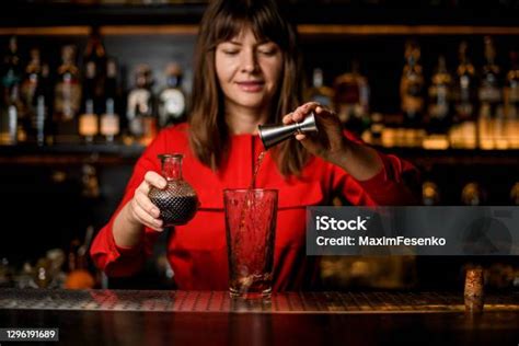 유리 스탠드 에 바 과 여자 바텐더 는 그것에 지거에서 음료를 부어 30 39세에 대한 스톡 사진 및 기타 이미지 30 39세 강철 결정체 Istock
