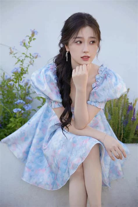 Bi hài chuyện Ngu Thư Hân Triệu Lộ Tư Cả năm cạnh tranh đến chuyện đánh má hồng cũng gây