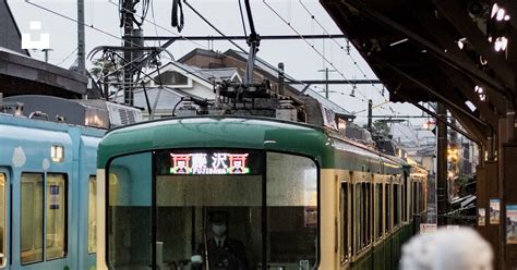 녹색과 흰색 기차를 과속으로 마주 보며 창고에 서있는 여자 사진 Unsplash의 무료 일본 이미지