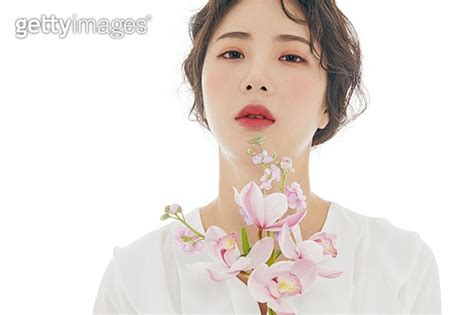 의료성형뷰티 한국인 청년여자 성인여자 클로즈업 뷰티 아름다움 주제 미녀 사람피부 순수 깨끗함 얼굴 사람머리 포즈 몸의 자세 이미지