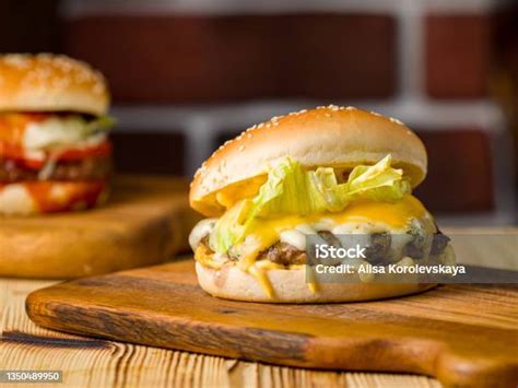 고기 치즈와 베이컨 네 개 나무 보드에 도르 블루와 햄버거 건강하지 못한 생활방식에 대한 스톡 사진 및 기타 이미지 건강하지 못한 생활방식 고기 굽기 Istock