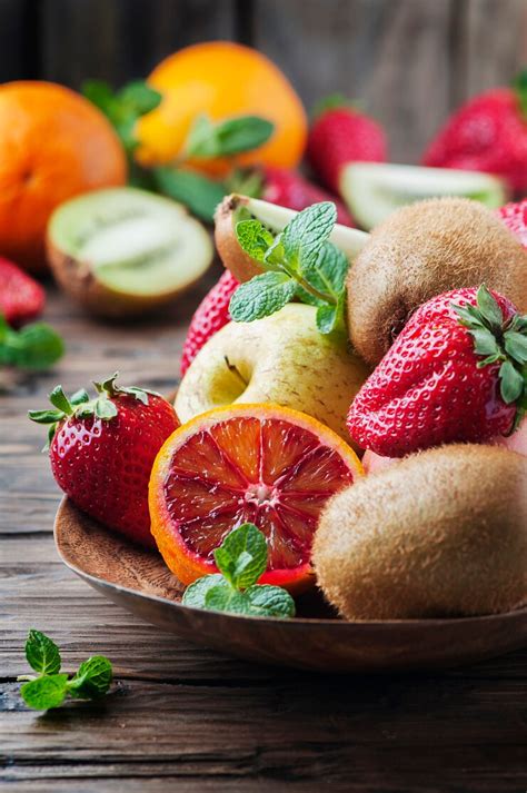 Mistura De Frutas Frescas Na Mesa De Madeira Foto Premium