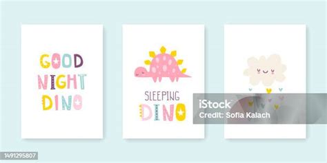 여자 아기를 위한 잠자는 공룡이 있는 귀여운 포스터 세트 꿈꾸는 공룡 구름과 글자가 있는 스칸디나비아 프린트 컬렉션 개체 그룹에 대한 스톡 벡터 아트 및 기타 이미지