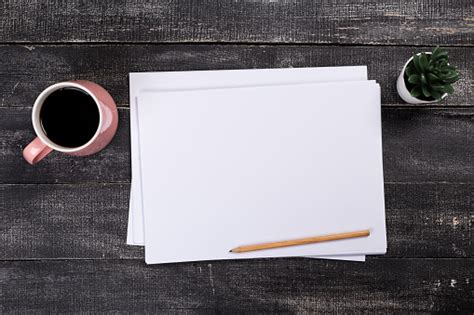 A4 용지로 현대적인 데스크 오피스 직장의 최고 전망 빈 브랜딩 템플릿 사진 빈 양식입니다 포트폴리오 디자인을 모의합니다 비어 있음에 대한 스톡 사진 및 기타 이미지