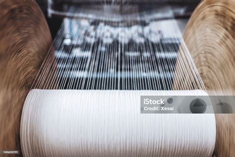 직조 직기 기계에서 실행되는 원사 스레드 라인의 매크로 세부 사항을 닫습니다 원사 스레드 라인 배경입니다 실 실 라인 감촉 텍스처 패브릭 배경 0명에 대한 스톡 사진 및