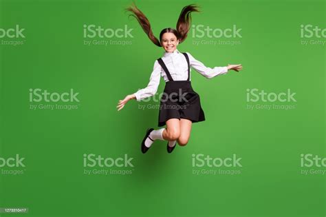 선명한 녹색 배경에 고립 된 흰색 양말을 입고 손에 두 개의 빈 공간을 들고 높은 점프 소녀의 사진 초상화 갈색 머리에 대한 스톡 사진 및 기타 이미지 Istock