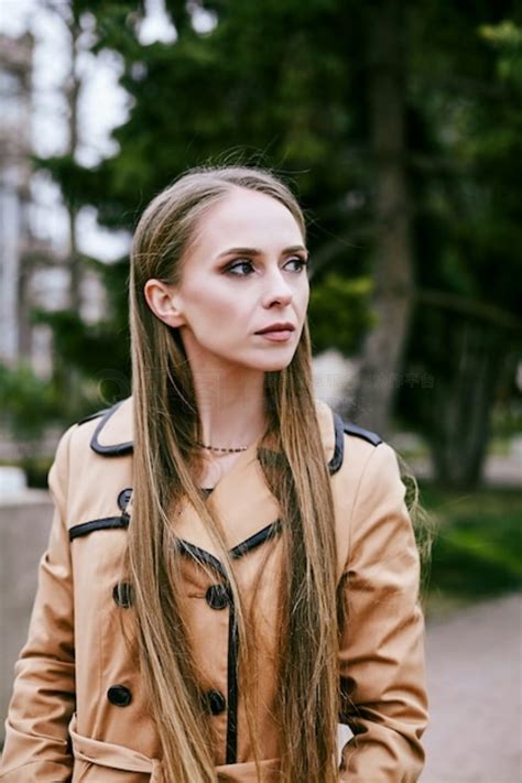 查找免抠元素 一个女孩站在侧面，抬起头来。 素材免费下载 626像素 格式 编号68496200 千图网