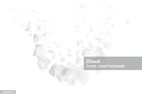 정제 된 소금 파리 폭발 분말 흰 소금은 추상 구름 파리를 폭발시킵니다 작은 지상 소금이 공기 중에 튀고 음식 개체 요소 디자인 흰색 배경 격리 고속 동결 모션 가루로