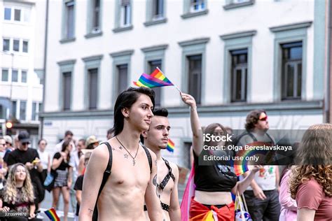 Lgbtq 권리를 축하하고 무지개 깃발을 흔들고 열정적인 군중과 함께 활기찬 도시 환경에서 활기찬 분위기 단결 및 기쁨을 보여주는 다양한 참가자가 등장하는 프라이드 퍼레이드