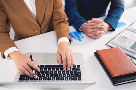 팀워크 회사 회의 개념 랩톱 컴퓨터와 함께 작업하는 비즈니스 파트너는 스타트업 재무 프로젝트 결과 또는 전략 계획을 분석하고 사무실에서 데이터 문서에 대해 논의합니다 2명에