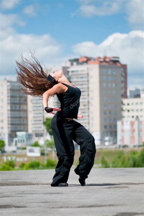 Hermosa Chica Bailando Estilo Moderno Sobre El Paisaje De La Ciudad