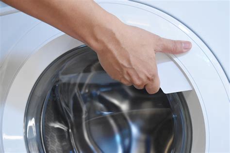 40올해옛 아시아 남자가 백색 세탁기의 전면을 열리고 있습니다 가사 집안일에 대한 스톡 사진 및 기타 이미지 가사 집안일 건조한 기계류 Istock