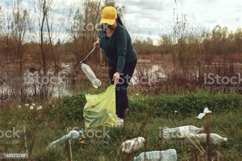 자원 봉사자이자 환경 운동가가 쓰레기로 가득 찬 더러운 호숫가를 청소합니다 강에 대한 스톡 사진 및 기타 이미지 강 공원 깨끗한 Istock
