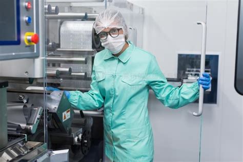 玻璃面板高清图片 身穿蓝色实验室服的白人工厂工人在玻璃面板后面的机器支架上工作，看着相机 人像图片免费下载 格式 编号53137501 千图网