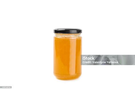 흰 배경에 고립 된 잘 익은 감 조각과 함께 감 잼 맛있는 감 잼 마멀레이드 건강한 과자 채식주의 클로즈업 텍스트를 위한 공간입니다 공간을 복사합니다 감에 대한 스톡 사진