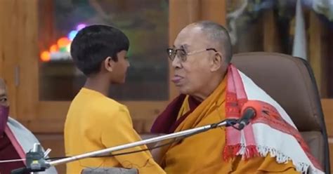 El Dalai Lama se disculpó por besar en la boca a un niño y pedirle que le chupara la lengua