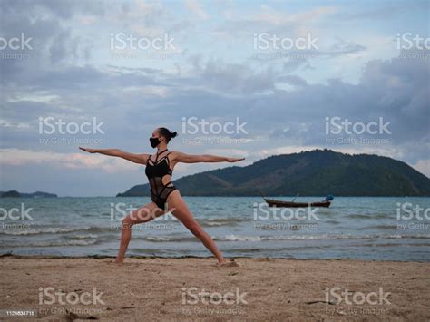 의료 안티 스모그 마스크 블랙 수영복을 입고 해변에서 요가 연습 하는 백인 여자 건강한 생활방식에 대한 스톡 사진 및 기타 이미지 건강한 생활방식 균형 독감바이러스