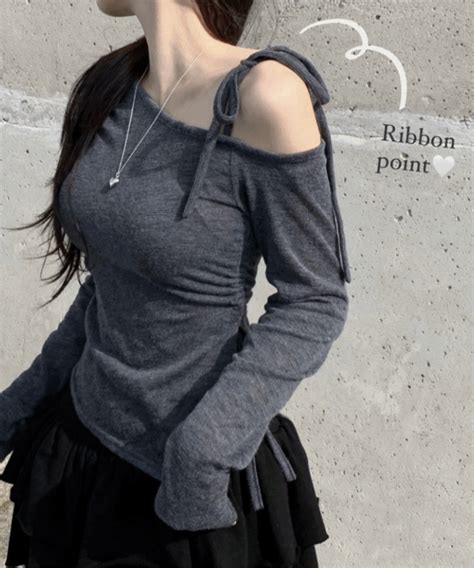 단독최저가🖤 러블리무드ᰔ 릴리 리본 스트랩 오픈 원숄더 언발 셔링 트임 긴팔 티셔츠 에이블리