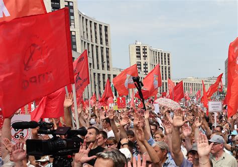 Порядка 7 5 тысячи человек участвуют в Москве в акциях против пенсионной реформы