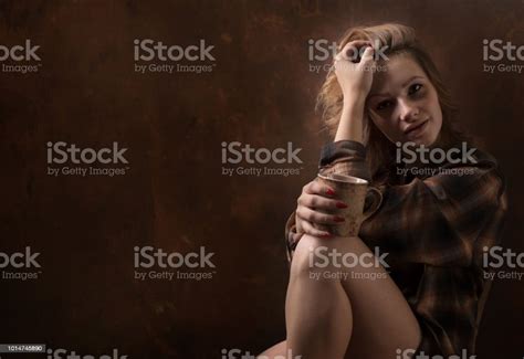 갈색 격자 무늬 셔츠에 예쁜 여자는 커피 또는 차 컵을 보유 하고있다 갈색에 대한 스톡 사진 및 기타 이미지 갈색 관능 귀여운 Istock